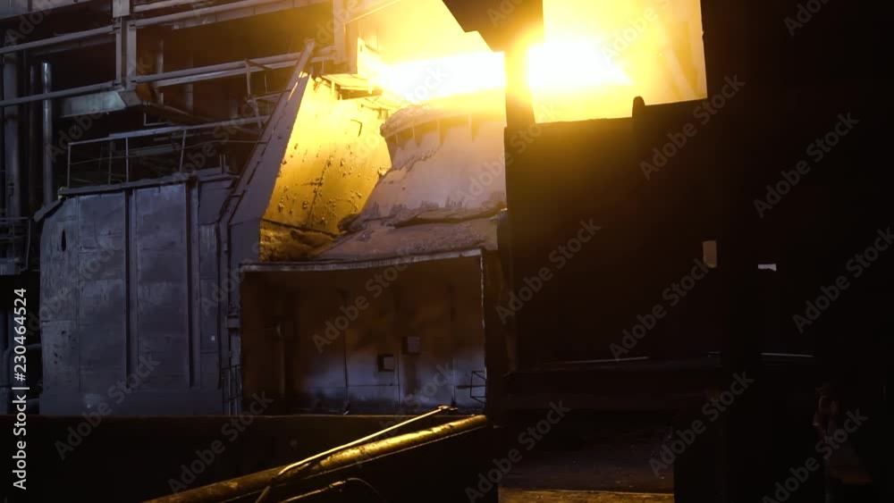 Vidéo Stock Interior view of steel mill with huge ladle of burning ...