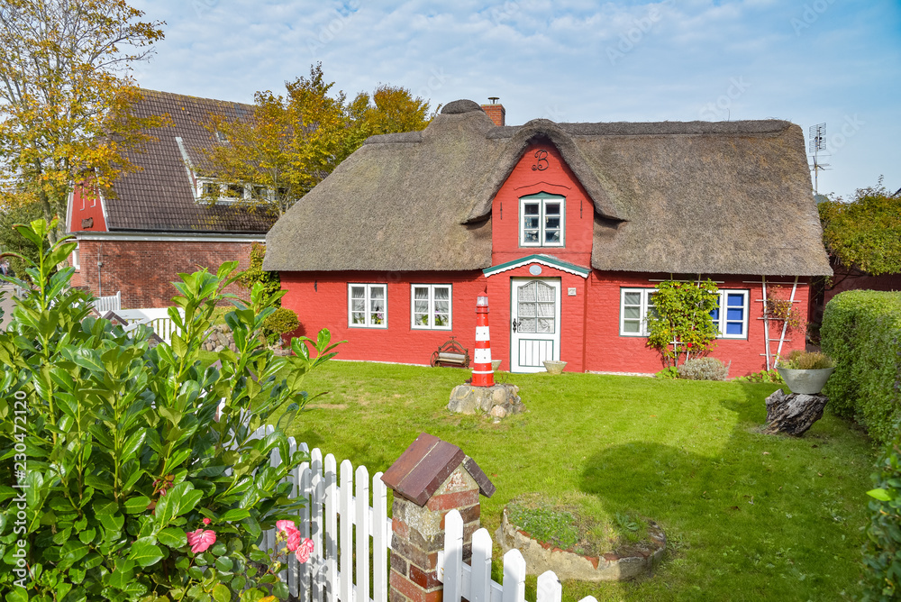 altes Friesenhaus mit Reetdach / Insel Amrum Stock Photo | Adobe Stock