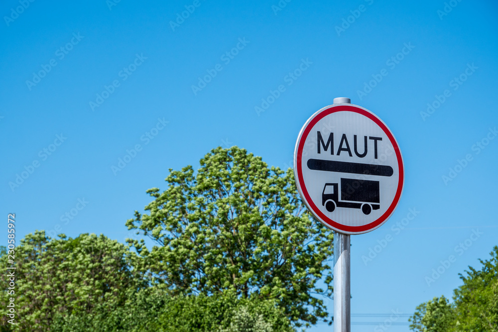 Maut Schild auf einer Straße Stock-Foto | Adobe Stock