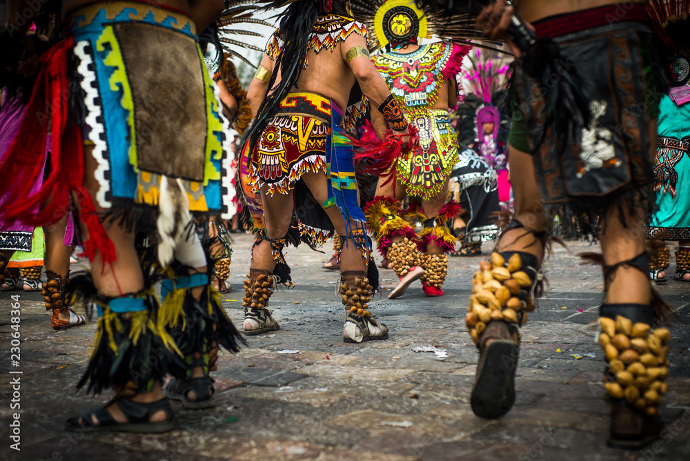 Stockfoto danzantes prehispanicos aztecas bailando en la basilica de ...