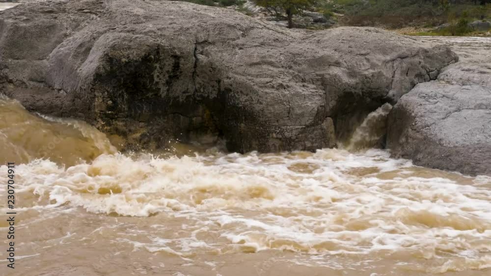 Vidéo Stock Heavy Flood waters and rapids channel through rocky terrain ...