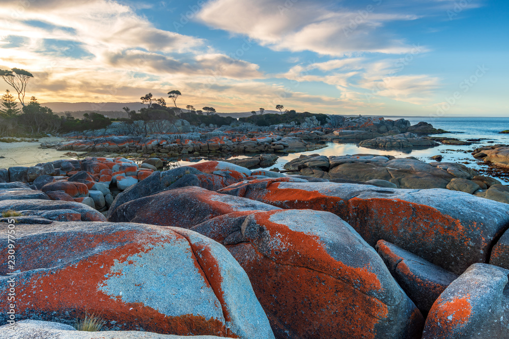 Binalong Bay, Tasmania, Australia. Sunset over the iconic Tasmanian ...