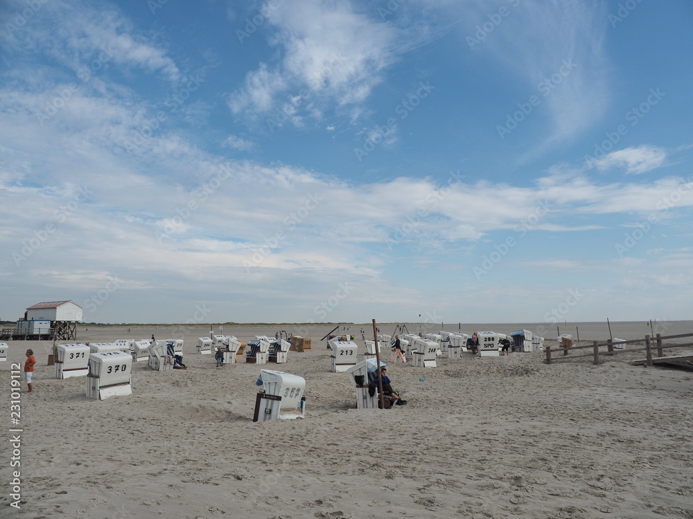 Sankt Peter-Ording - Pfahlbauten, Salzwiesen, Strandkörbe und Strand an ...