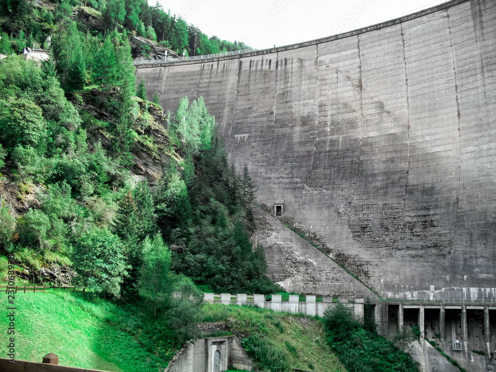 Beauregard Dam, a gravity arc construction, before the partial ...