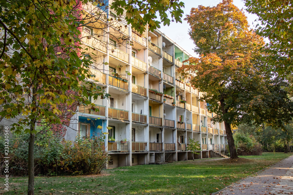 typische DDR-Architektur in orginal Zustand in der Leipziger Innenstadt ...