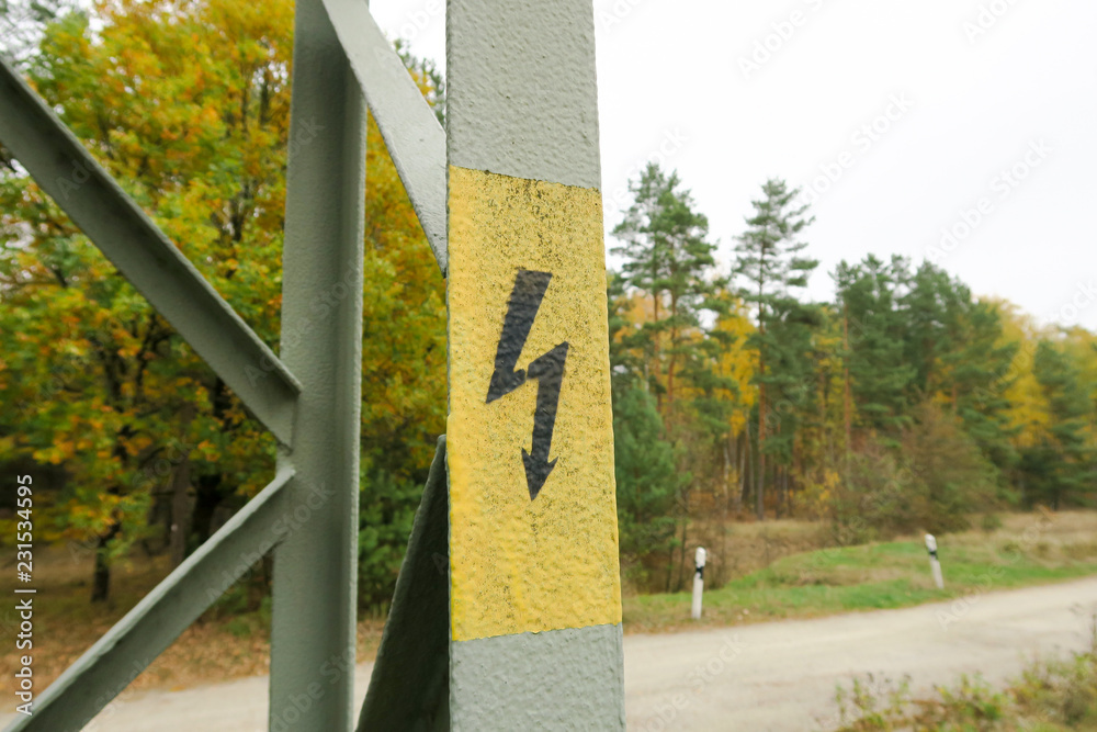 Strommast mit Stromleitung überlandleiter schild starkstrom Stock Photo ...