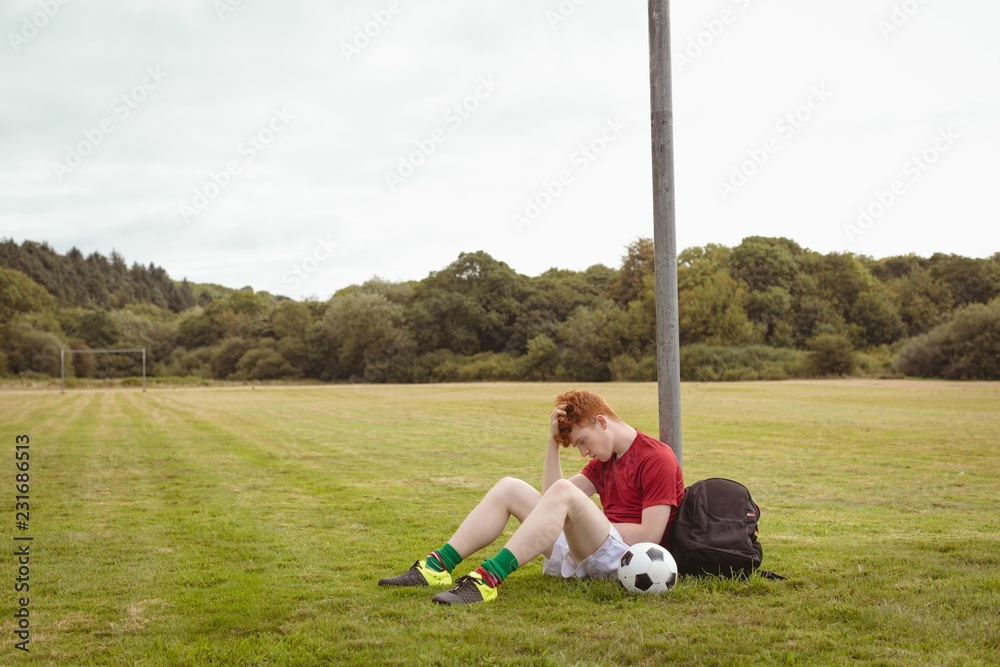 Football player relaxing in the field Stock 写真 | Adobe Stock