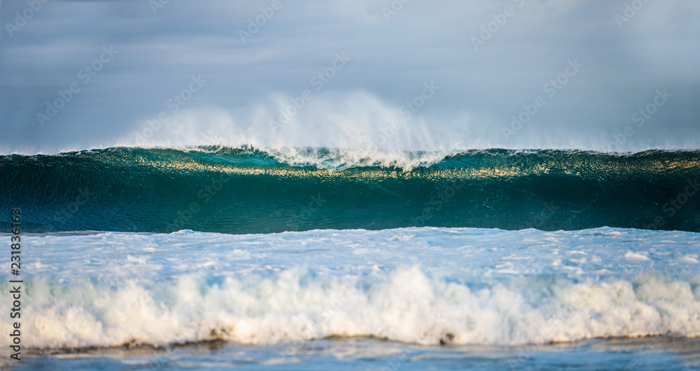 Foto de Powerful ocean wave on the surface of the ocean. Wave breaks on ...