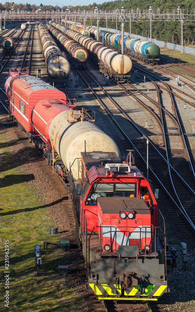 Foto de Tanks for the transportation of oil are on the railroad tracks ...