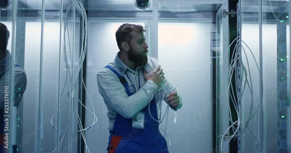 Video „Medium shot of a male technician working in a data center ...