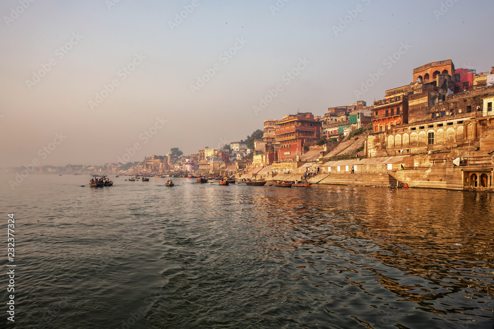 Poster aranasi Ganges river ghat with ancient architectural buildings ...