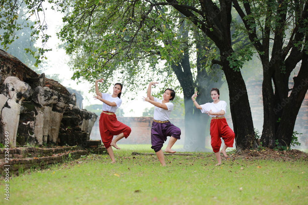 Asian student learning Traditional Thai dance , Classical Dance in ...