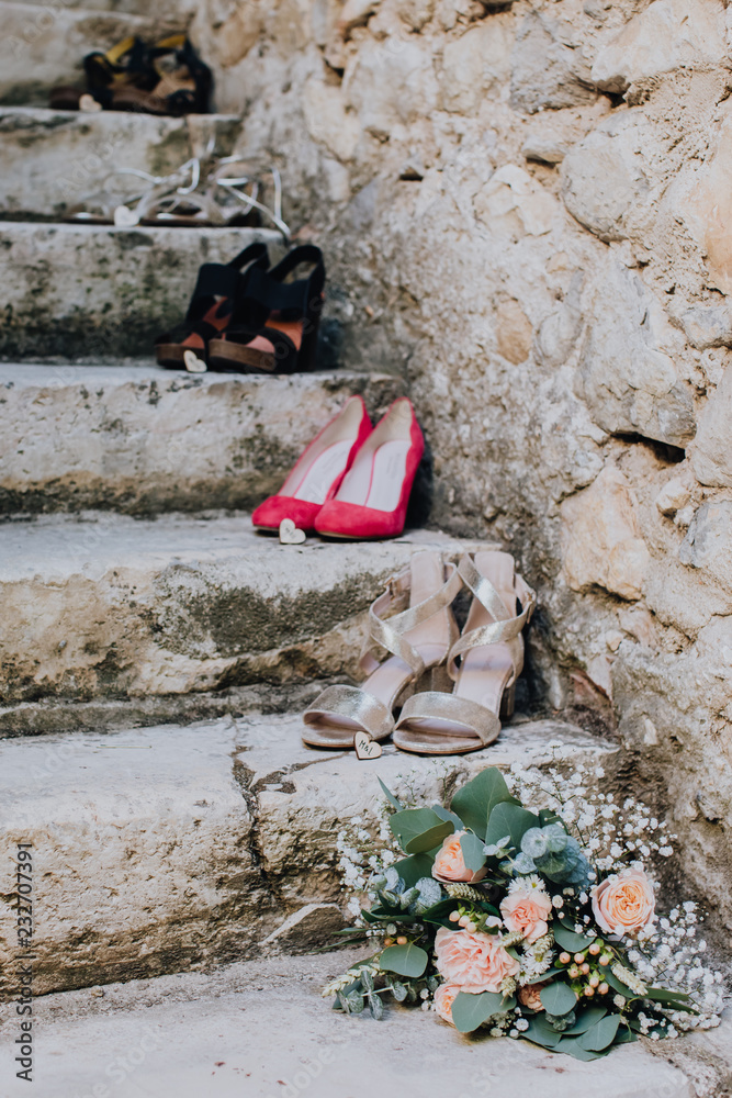 Les chaussures de la mariée et de ses témoins Stock Photo | Adobe Stock