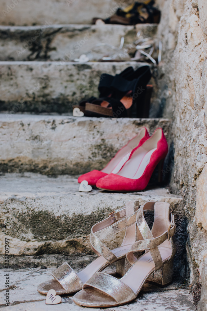 Les chaussures de la mariée et de ses témoins Stock Photo | Adobe Stock