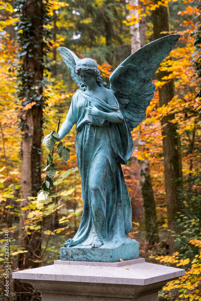 Engel Statue auf Friedhof im Wald Stock Photo | Adobe Stock