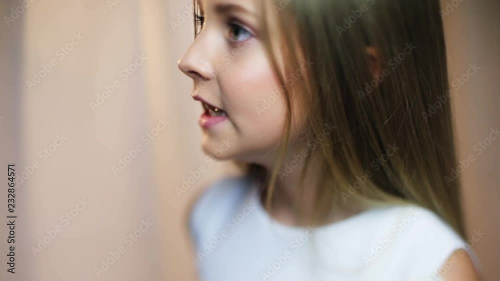 Vidéo Stock Nervous face young blonde girl makes an angry face talk ...