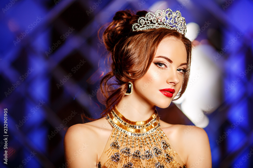 Foto de Woman queen princess in crown and lux dress, lights party ...