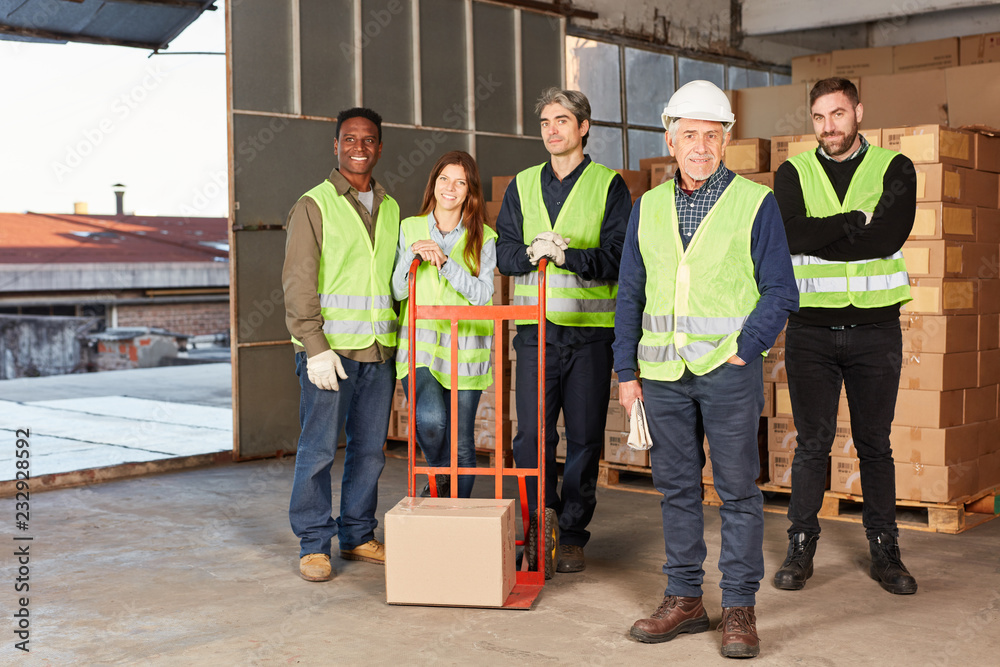Logistik Team mit Sackkarre in einer Lagerhalle Foto Stok | Adobe Stock