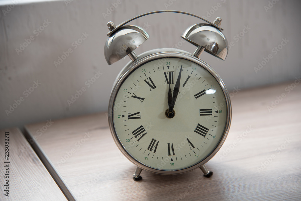 reloj con manecillas marcando las doce tiempo luz decoración interior ...