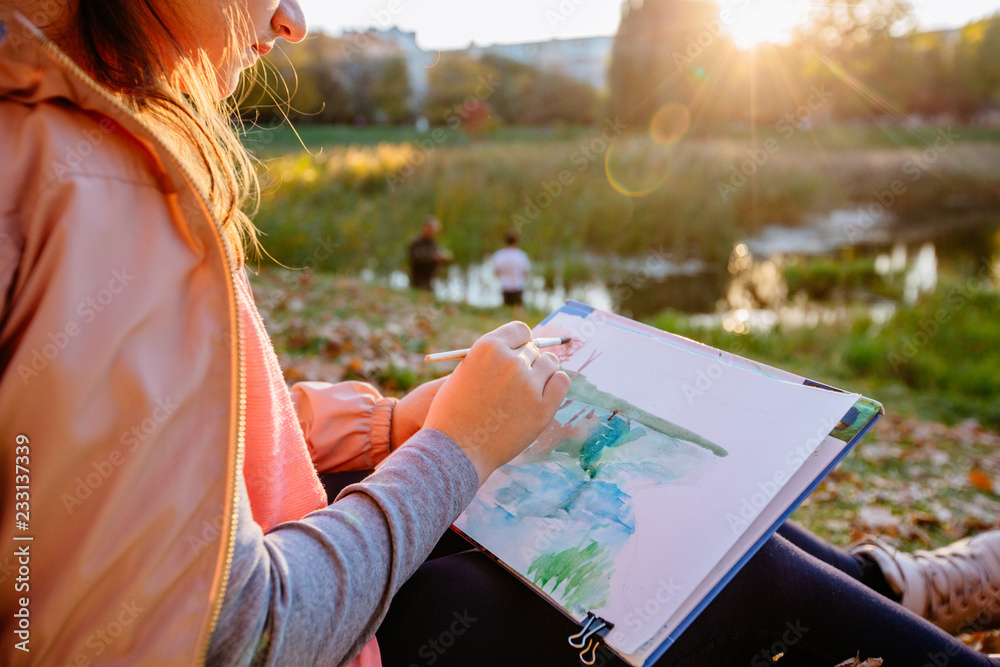 Foto de Teenager school girl drawing beautiful picture outdoor in the ...
