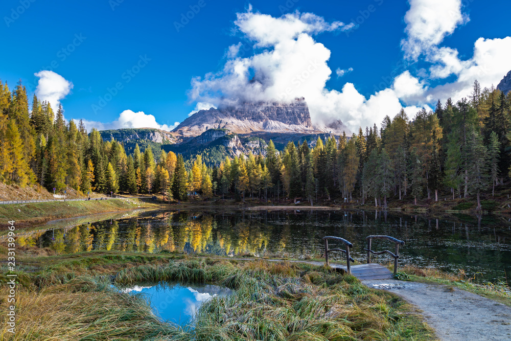 Herbstmorgen am Antornosee unter den Drei Zinnen, Dolomiten, Südtirol ...