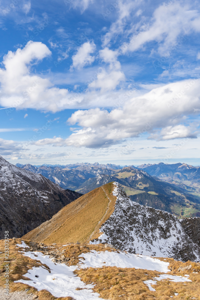 Wanderweg auf dem Berg Niesen mit Blick auf die Schweizer Alpen ...