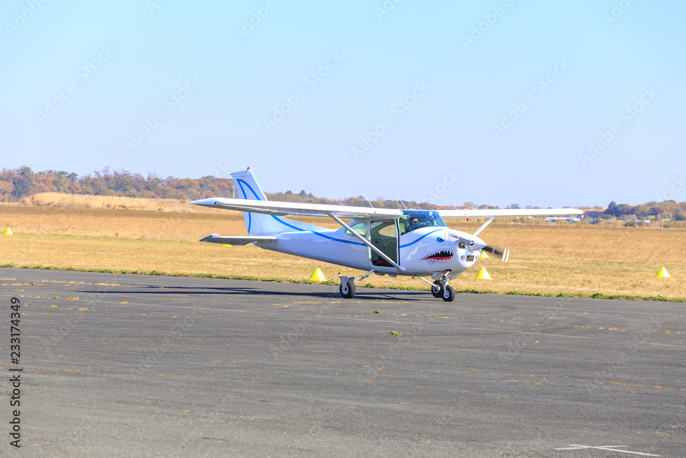 atterissage sur la piste de l'aerodrome pour un petit avion de tourisme ...