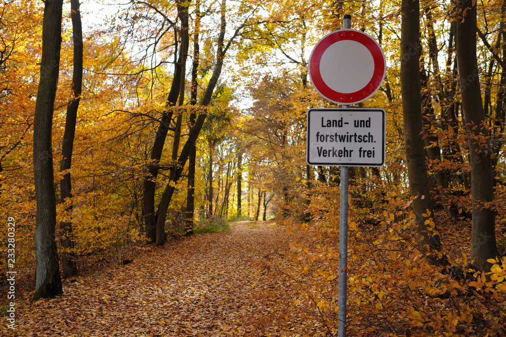 Verkehrsschild Durchfahrt verboten und Zusatzschild Land- und ...