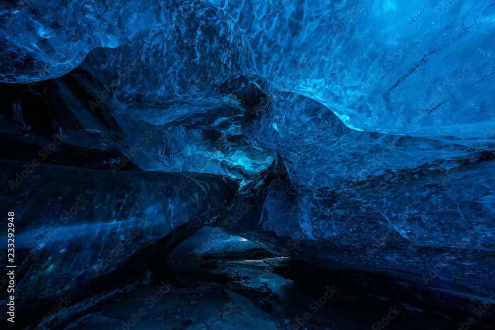 Foto de Ice Caves or Crystal Caves in Icelandic glaciers are a truly ...