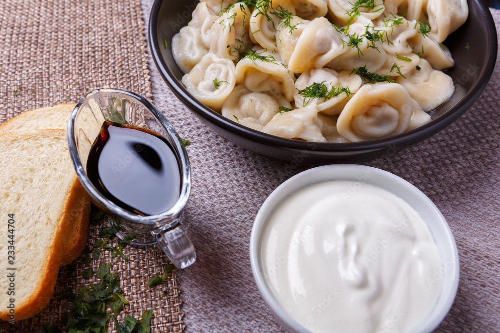 Foto de boiled dumplings national dish of many nations with sour cream ...