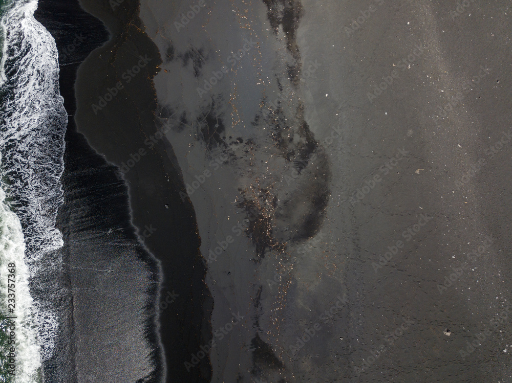 Vista aerea della spiaggia nera di El Golfo. Onde sul bagnasciuga ...
