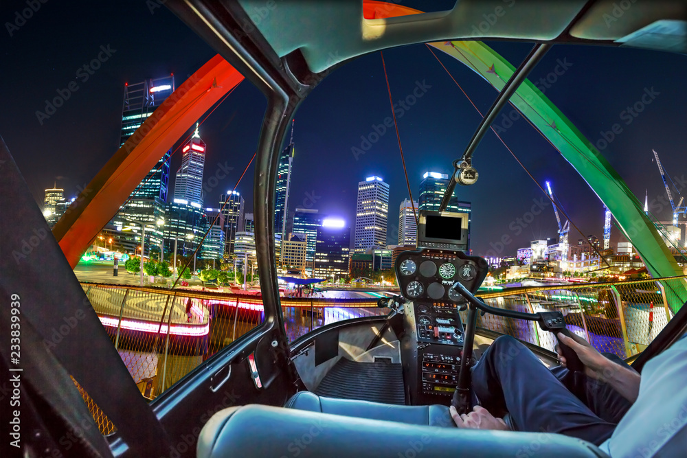 Foto de Helicopter cockpit interior flying on Elizabeth Quay Bridge by ...