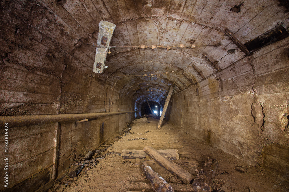 Foto de Underground abandoned gold iron ore mine shaft tunnel gallery ...