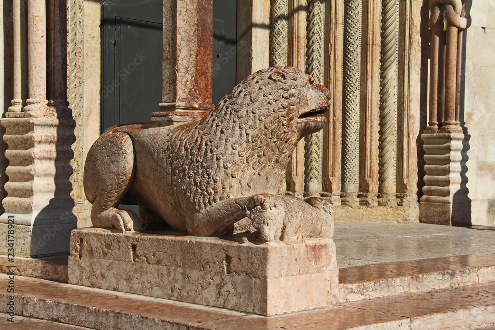 Duomo di Modena; leone stiloforo del grande portale meridionale (Porta ...