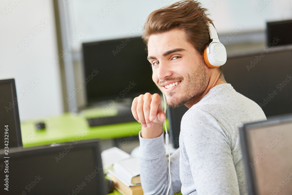 Student der Informatik mit Kopfhörern Stock Photo | Adobe Stock