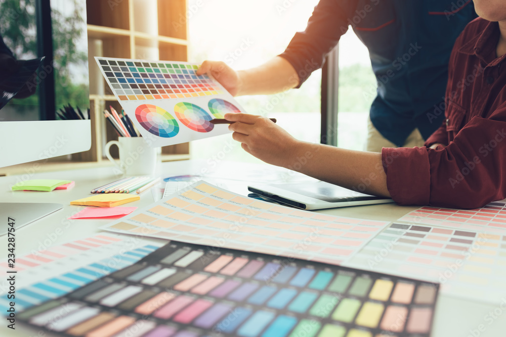 Fashion designers are choosing color chart and color for their new ...