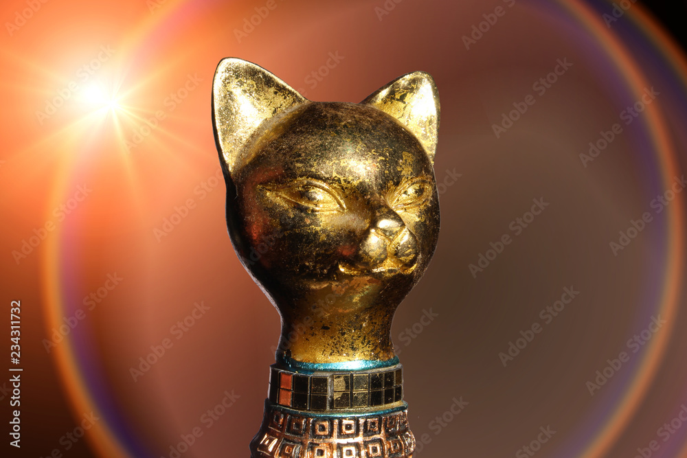 statuette d'un chat sacré égyptien d'un pharaon Stock Photo | Adobe Stock