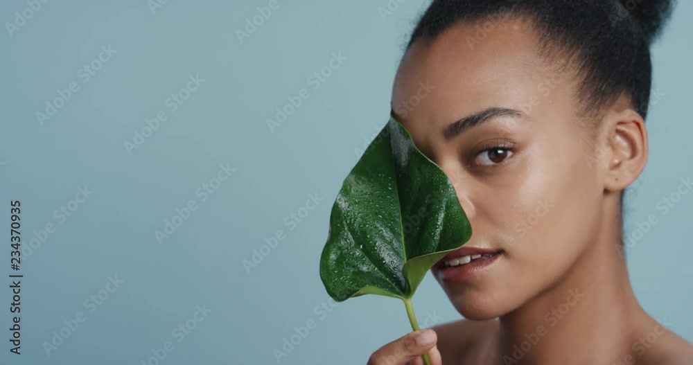 Vidéo Stock portrait beautiful african american woman touching face ...