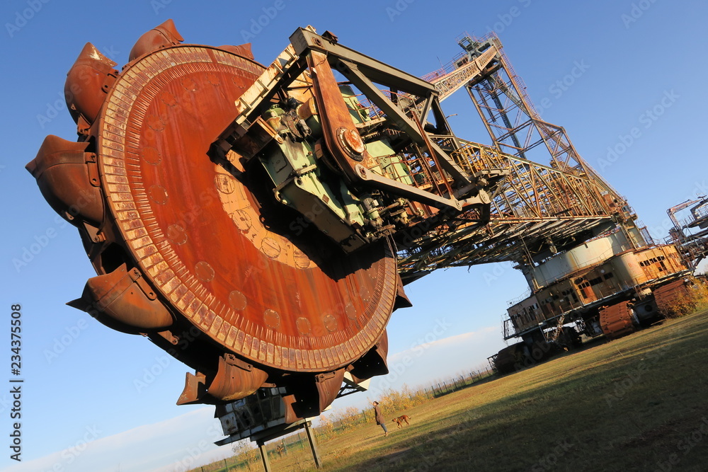 Riesiger Bagger im tagebau mit Schaufel und Kohleabbau Stock Photo ...