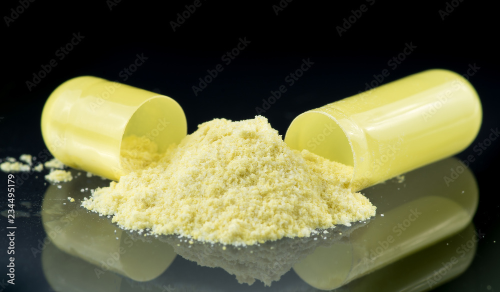 Contents of antibiotic capsules, yellow powder and salt crystals foto ...
