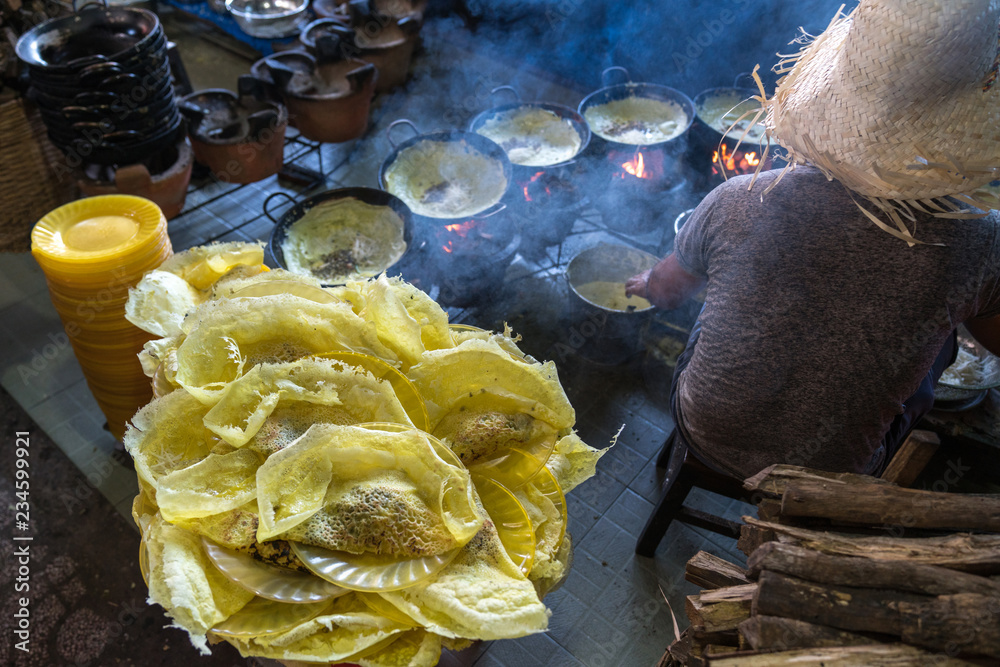 Foto de Banh xeo, Vietnamese traditional street food yellow crispy rice ...