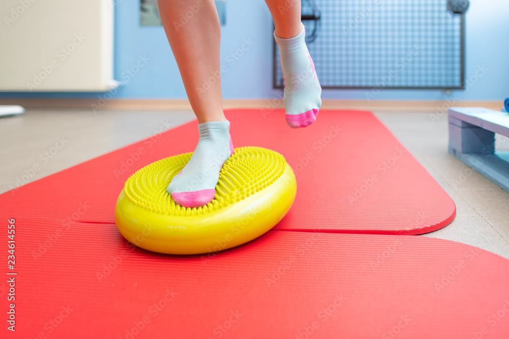 Exercises for ankle proprioception in a physiotherapy study Stock 写真 ...