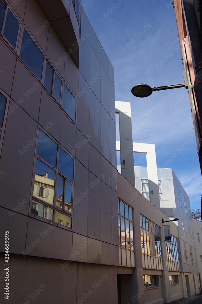 beau batiment moderne rénové avec du métal et du verredans ville Stock ...