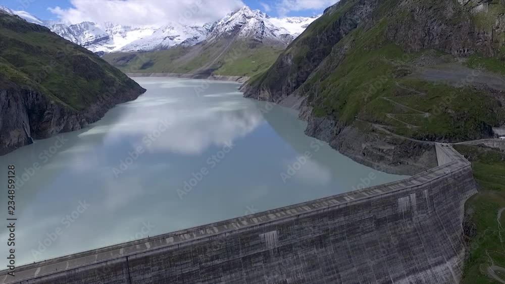 Prise de vue aérienne au drone au dessus du barrage de la Grande ...