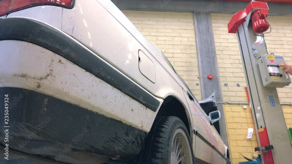 Vídeo do Stock: Mechanic doing inspection and service on car in garage ...