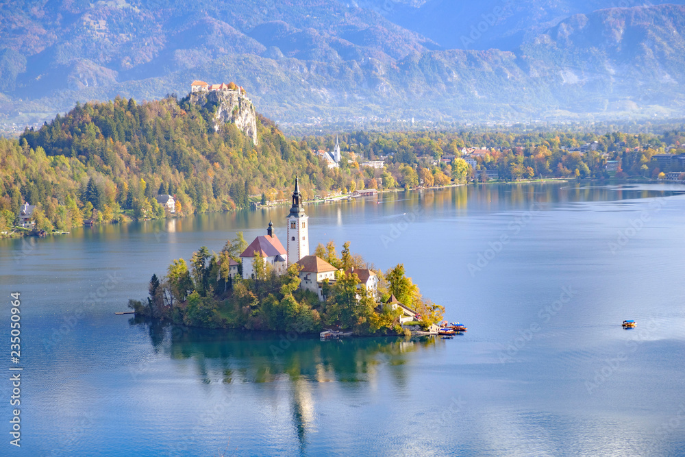 Fotka „Scenic view of castle on hill (Bledski grad) and small island ...