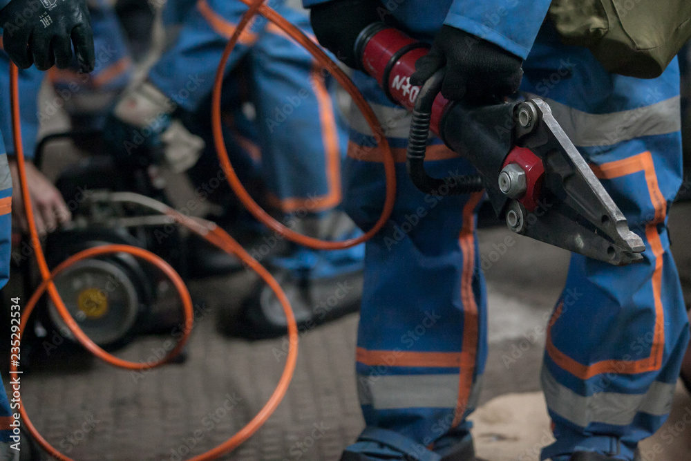 Firefighters work on an extrication using a hydraulic rescue tool Stock ...