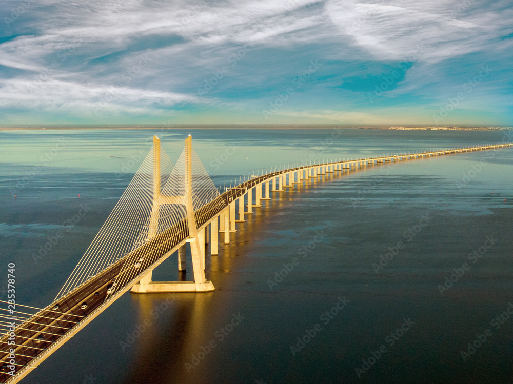 Foto de Vasco da Gama Bridge landscape at sunrise. One of the longest ...