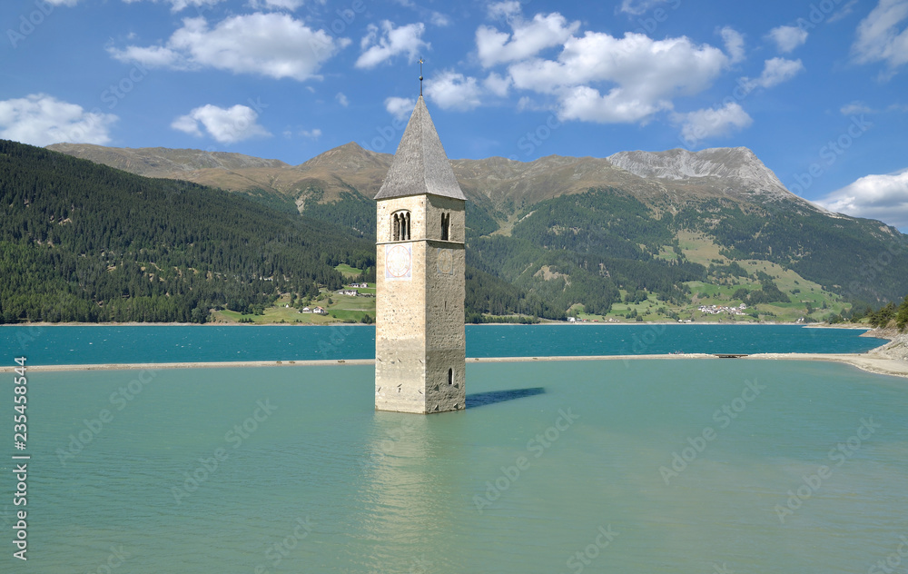 die versunkene Kirche von Graun im Reschensee im Vinschgau,Südtirol ...