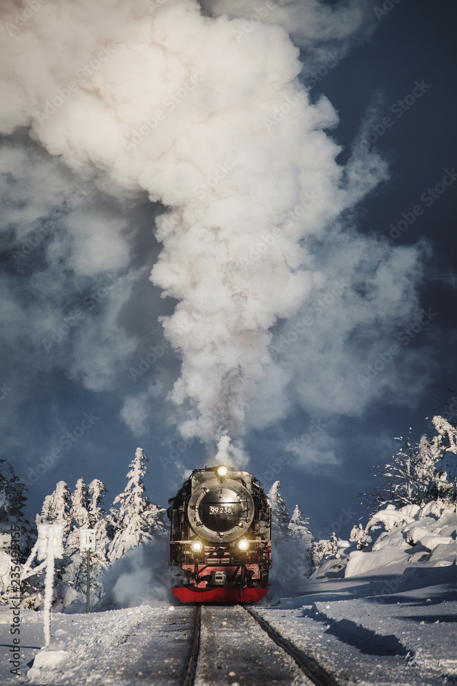 Brockenbahn - Dampflok Eisenbahn auf dem Brocken (Harz im Winter mit ...
